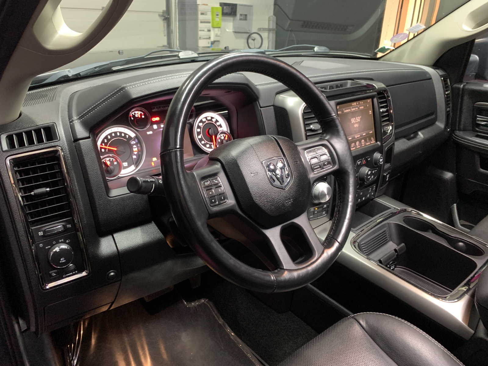 DODGE RAM Sport 1500 Crew Cab 5.7 V8 HEMI 395 ch - RAM BOX - LIGNE ...