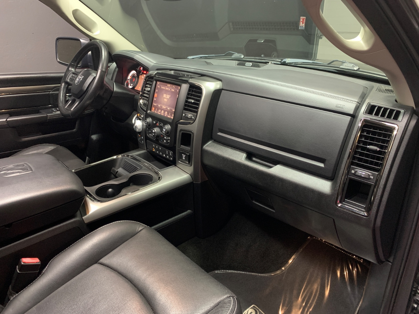 DODGE RAM Sport 1500 Crew Cab 5.7 V8 HEMI 395 ch - RAM BOX - LIGNE ...