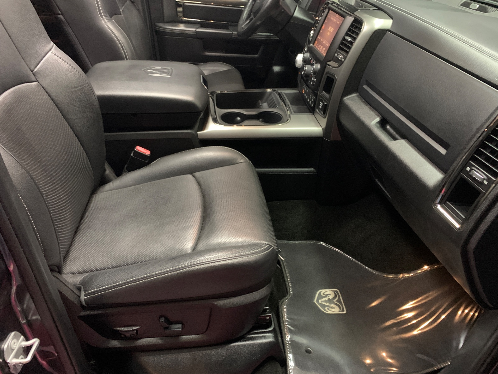 DODGE RAM Sport 1500 Crew Cab 5.7 V8 HEMI 395 ch - RAM BOX - LIGNE ...