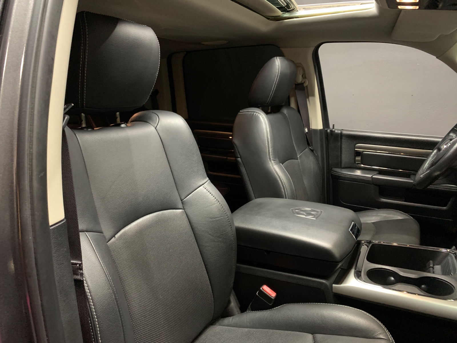 DODGE RAM Sport 1500 Crew Cab 5.7 V8 HEMI 395 ch - RAM BOX - LIGNE ...